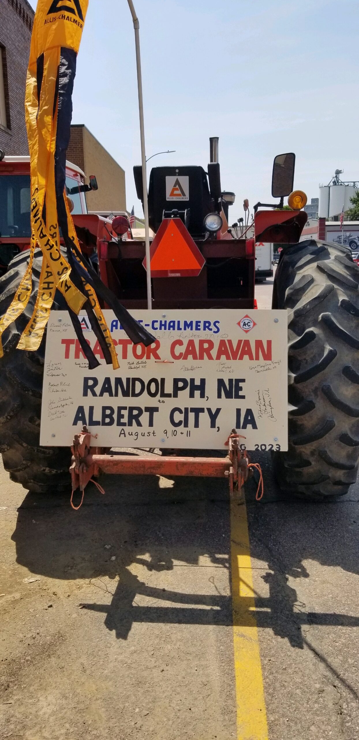 Tractor Caravan visits Le Mars - KLEM 1410