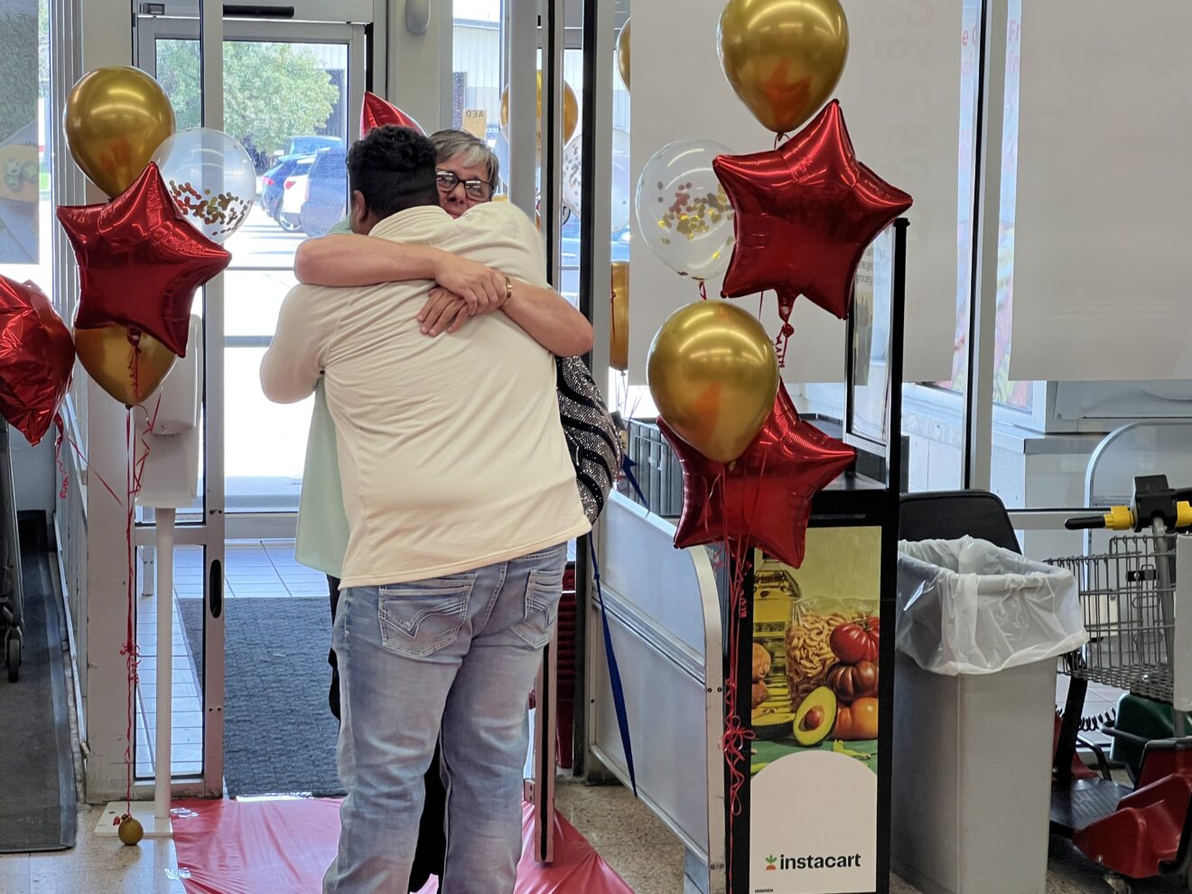 Le Mars Hy-Vee Employee Receives Legendary Customer Service Award ...